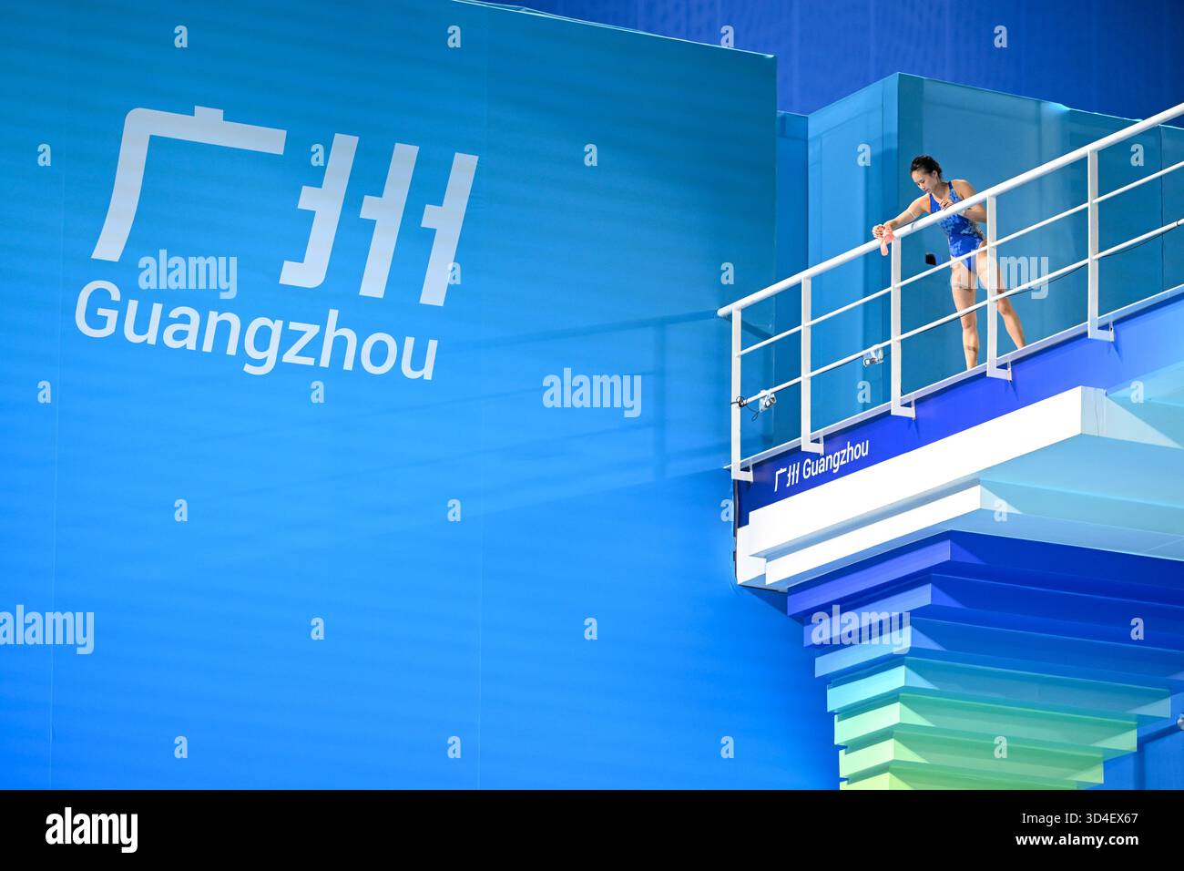 (251110) -- GUANGZHOU, Nov. 10, 2025 (Xinhua) -- Chen Yuxi of Shanghai ...