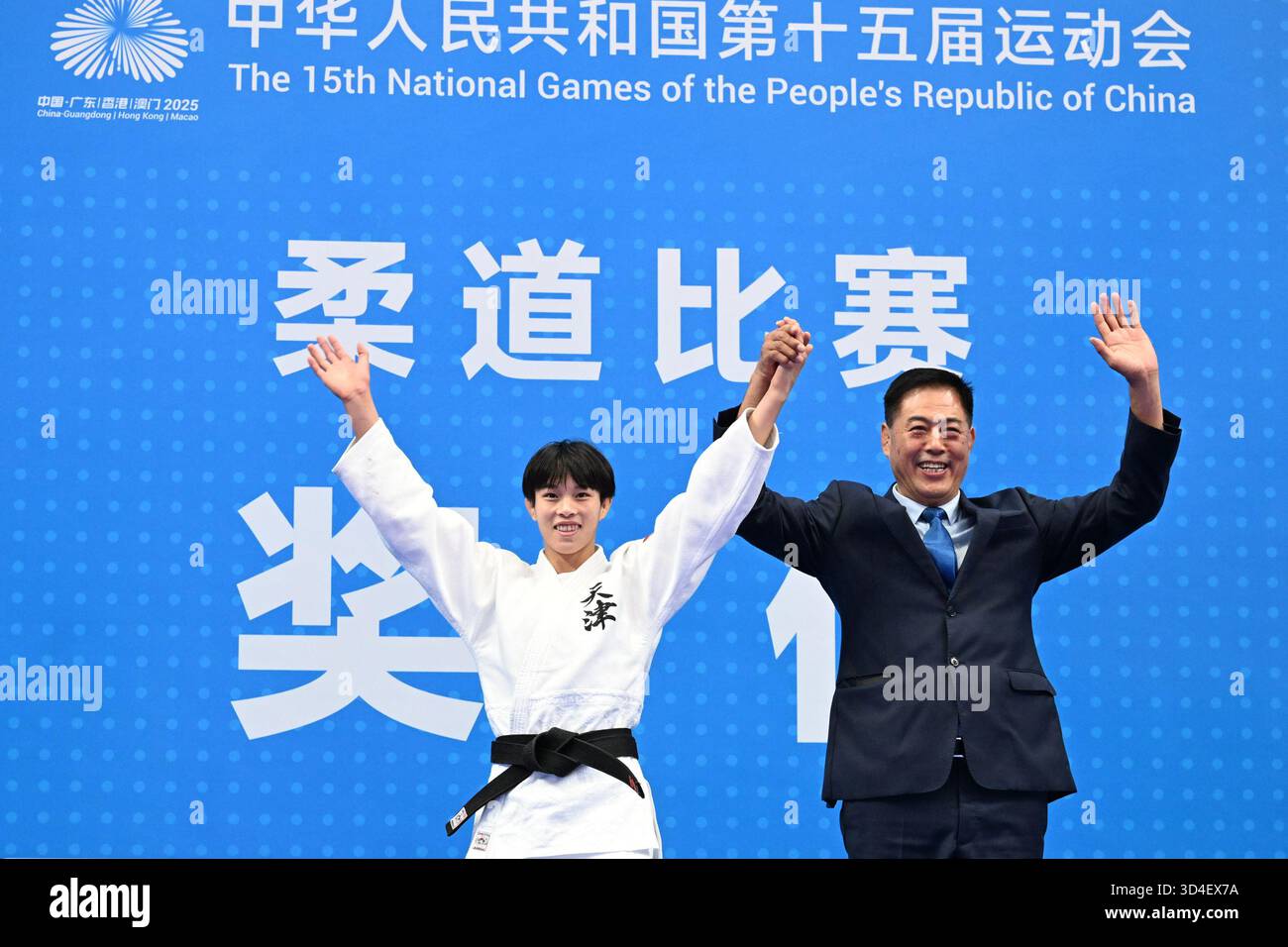 (251110) -- ZHAOQING, Nov. 10, 2025 (Xinhua) -- Tao Yuying (L) of ...