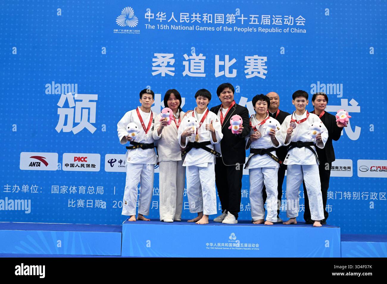(251110) -- ZHAOQING, Nov. 10, 2025 (Xinhua) -- Gold medalist Yao ...