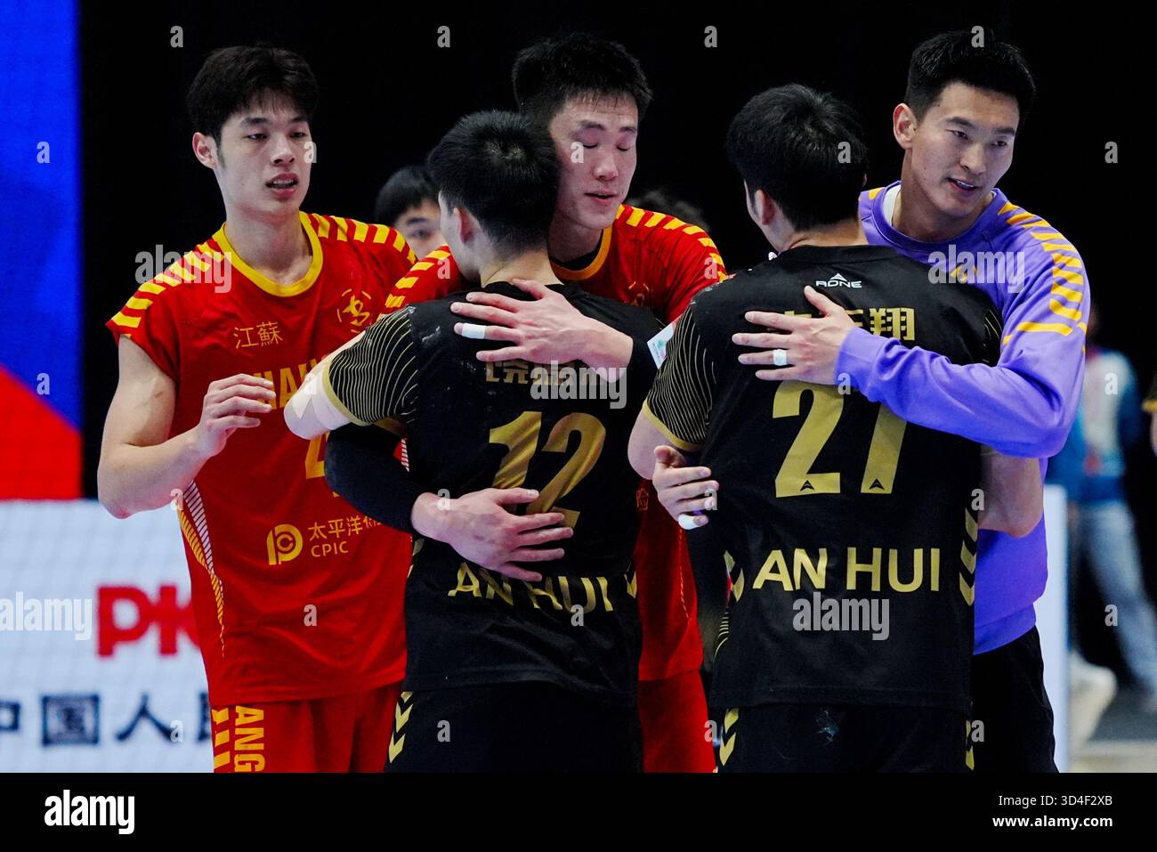 (251110) -- HONG KONG, Nov. 10, 2025 (Xinhua) -- Players of Jiangsu and ...