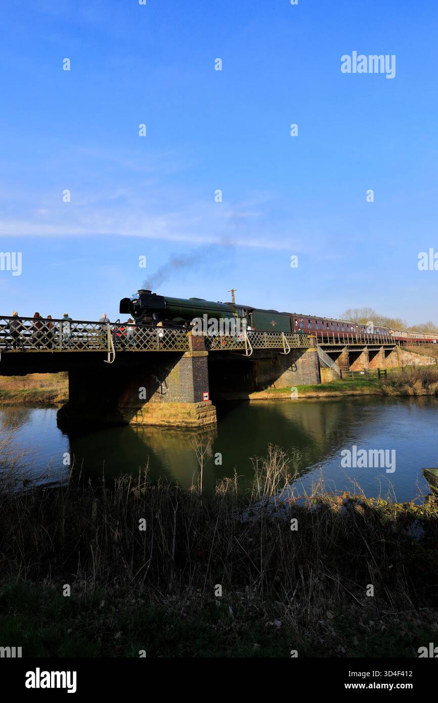 The Flying Scotsman steam train 4472 into Wansford Station, Nene Valley ...