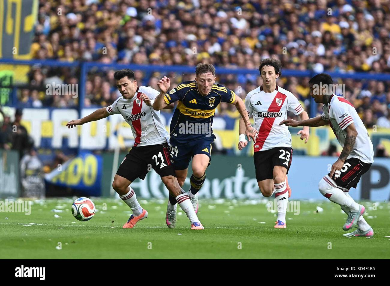BUENOS AIRES, AR - 09.11.2025: BOCA JUNIORS X RIVER PLATE - Players during the match between ...