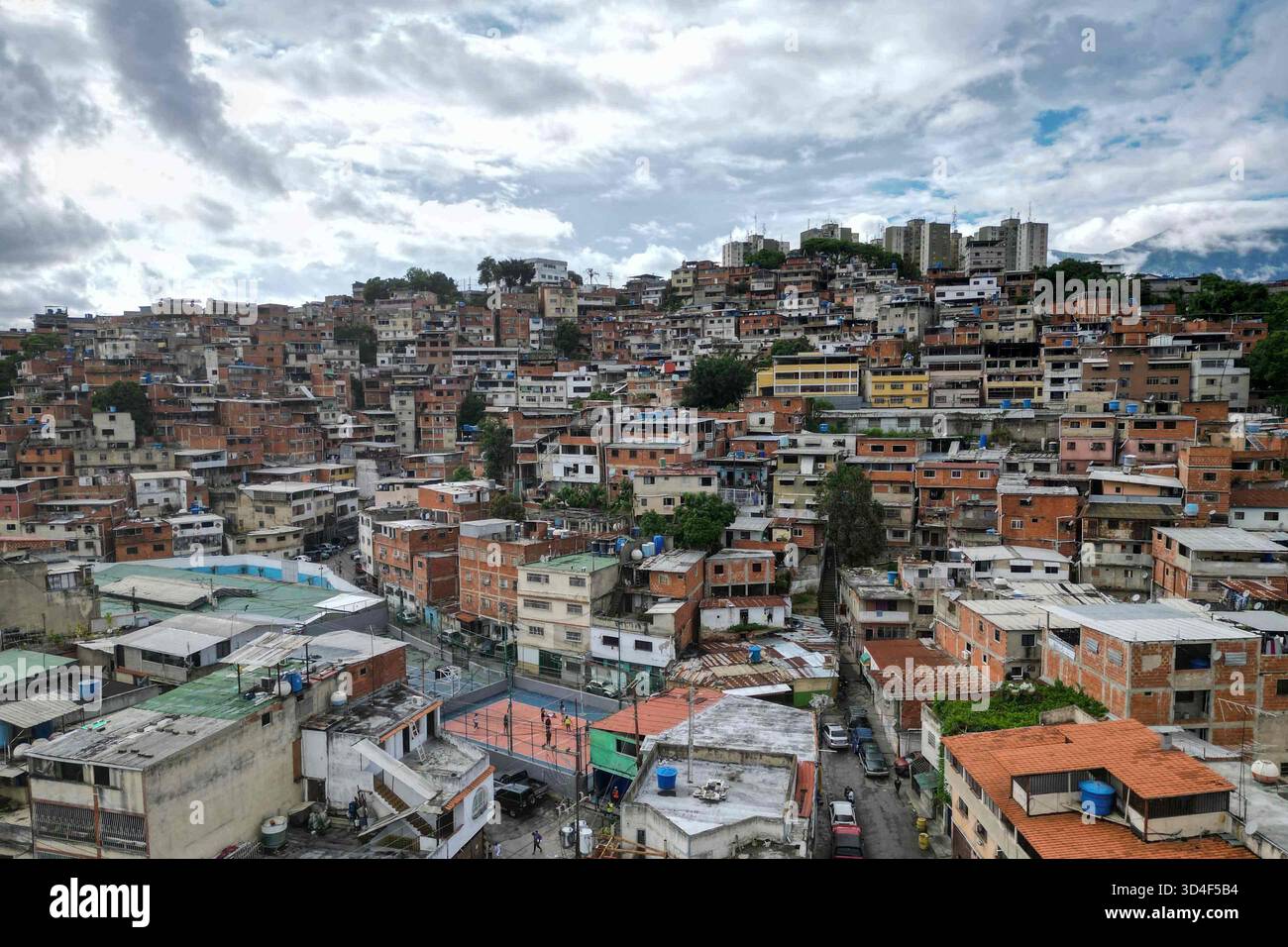 Homes cover a hill in Las Minas de Baruta neighborhood of Caracas ...