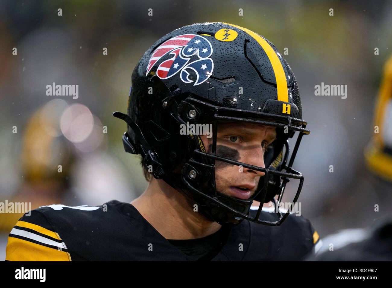 Iowa quarterback Mark Gronowski warms up before an NCAA college ...