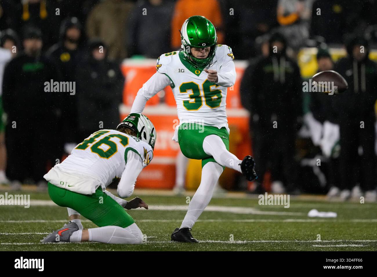 Oregon kicker Atticus Sappington (36) kicks a field goal during the ...