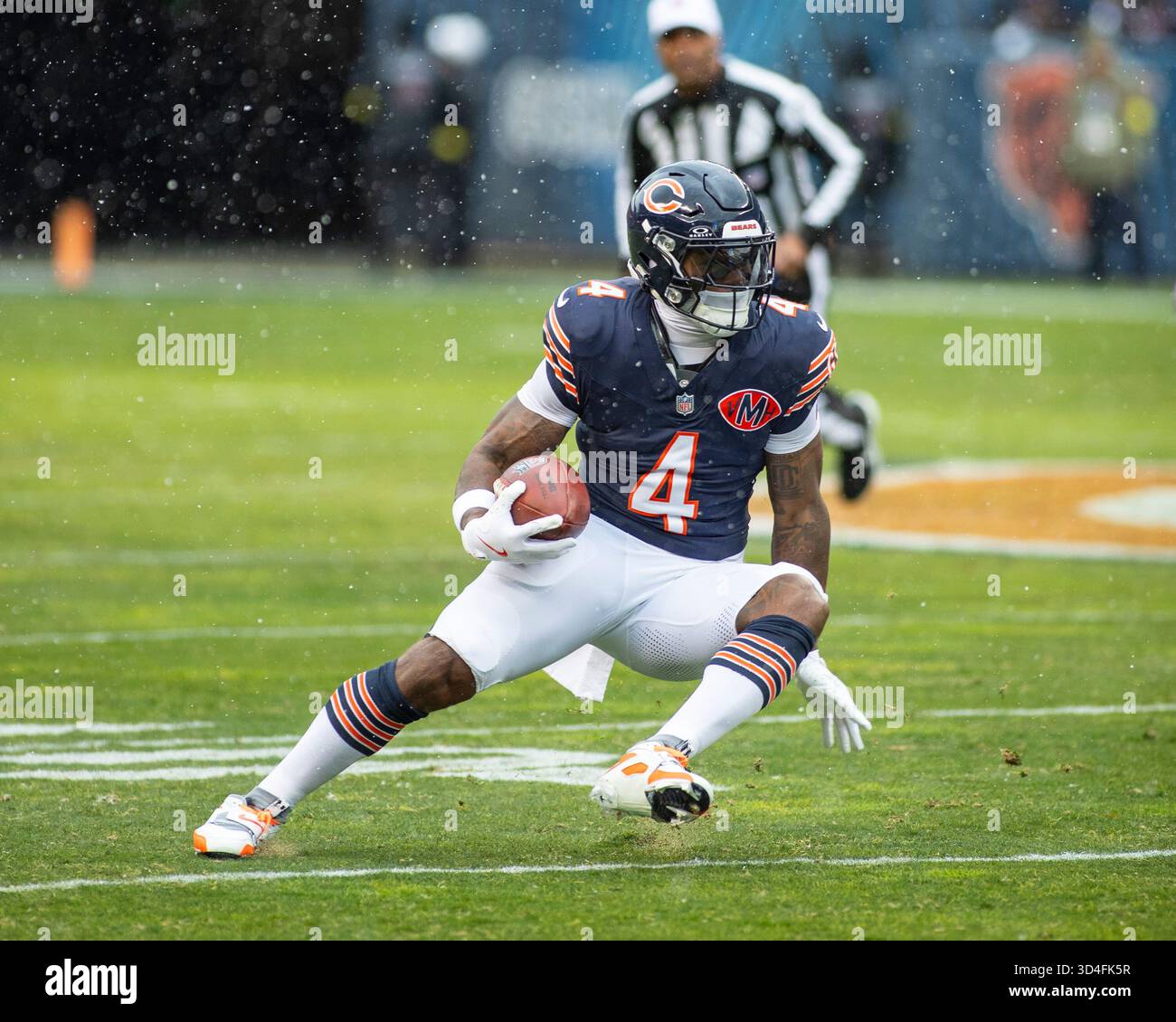November 9, 2025: Chicago Bears D'Andre Swift (4) in action during the ...