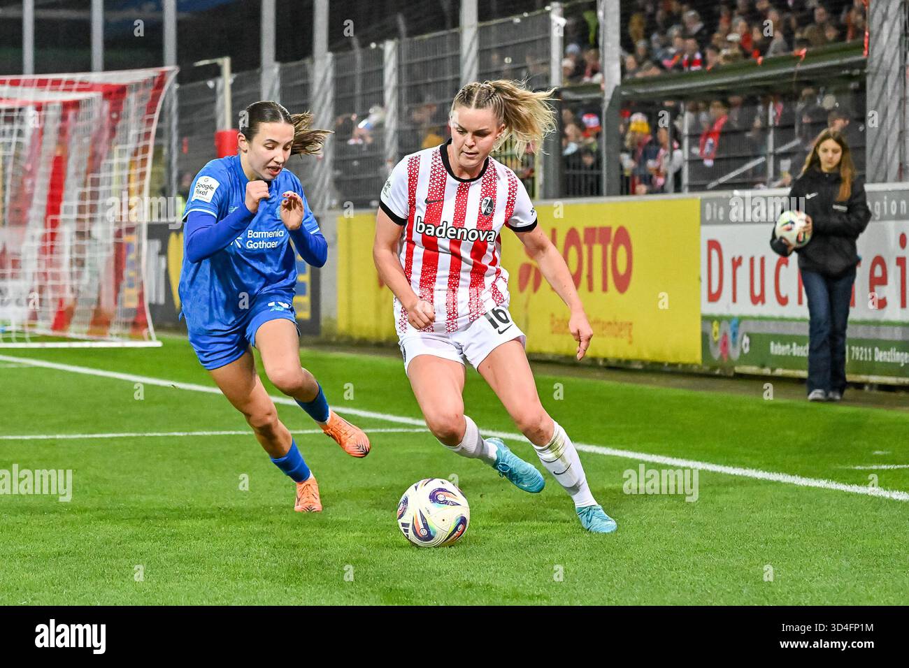 Loreen Bender (Bayer 04 Leverkusen, #19), Greta Stegemann (Freiburg ...
