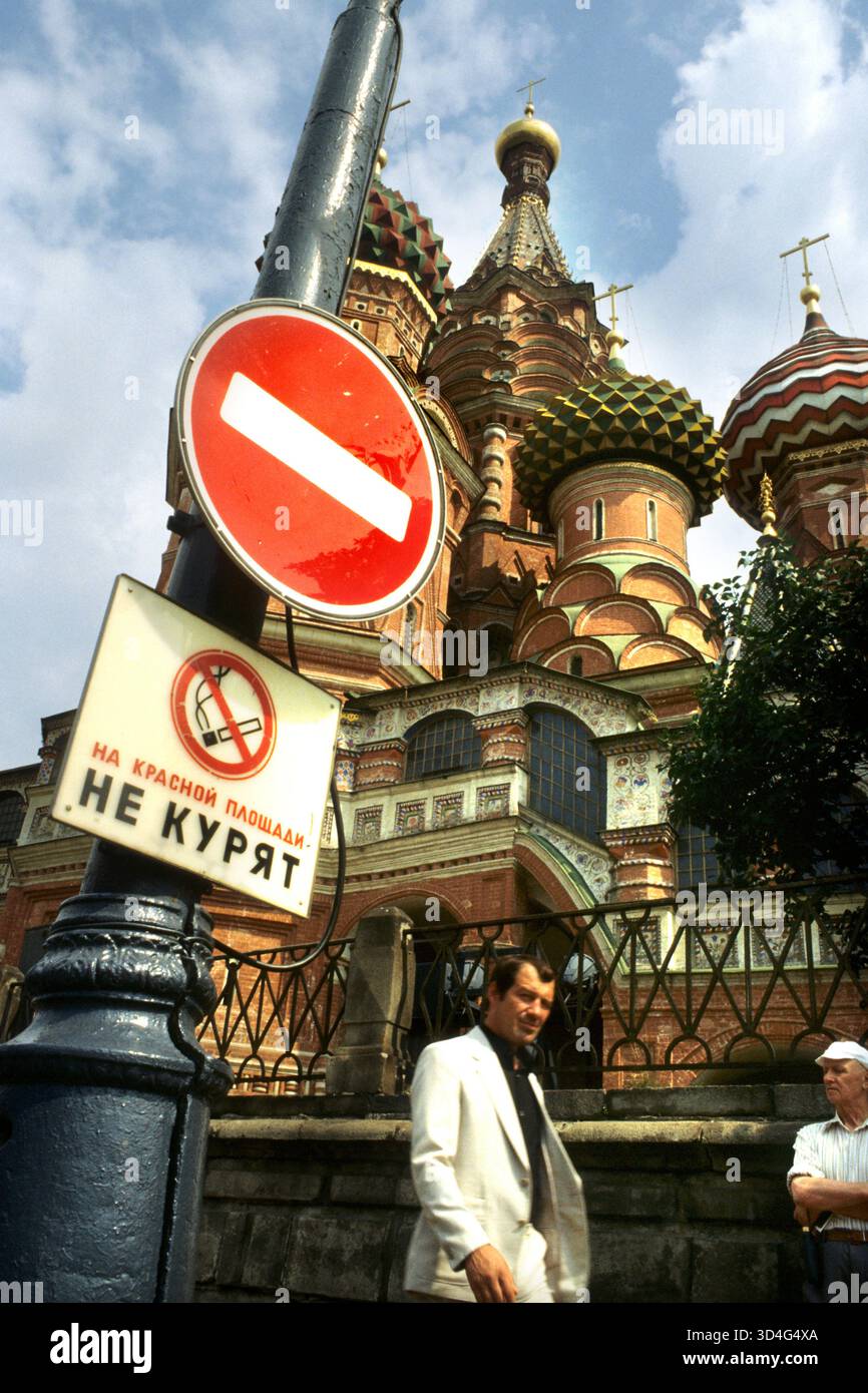 Europe. Soviet Union. Moscow. ""No Smoking"" Sign in Red Square Stock ...