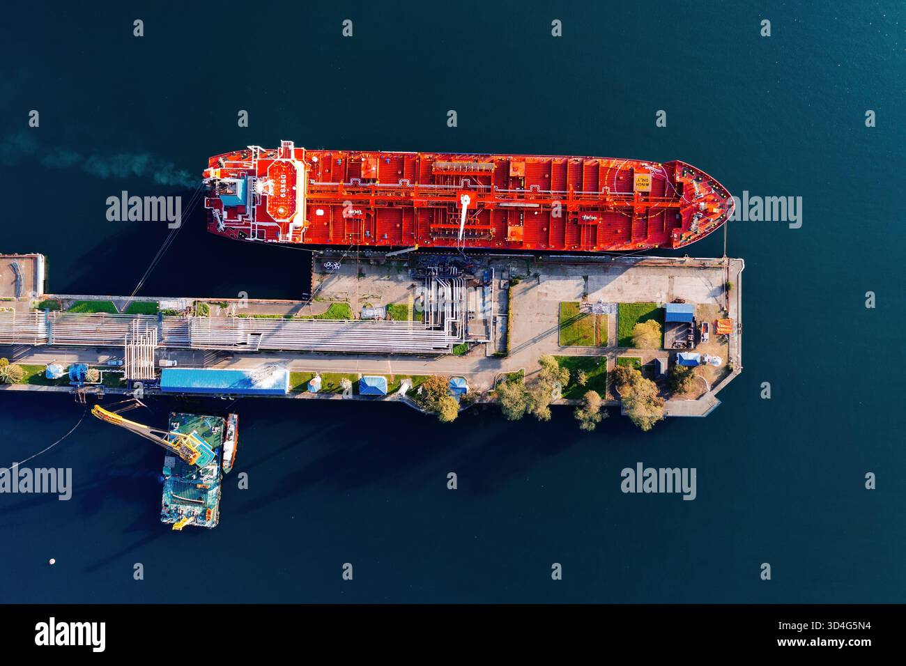 Top view oil tanker sea hi-res stock photography and images - Alamy