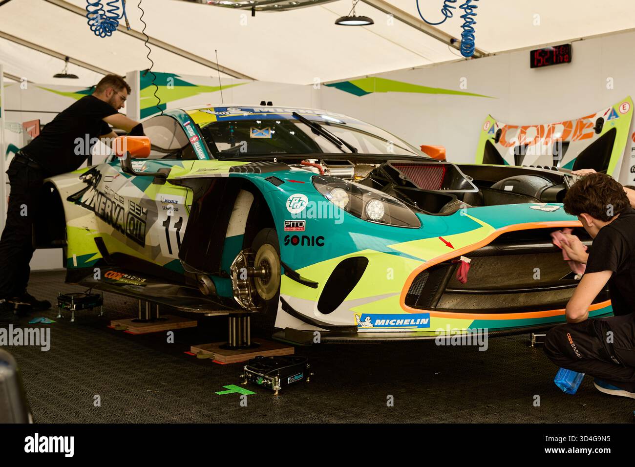 Mechanics work on Pascal HUTEAU (FRA) and Max VAN DER SNEL (NED) CODE ...