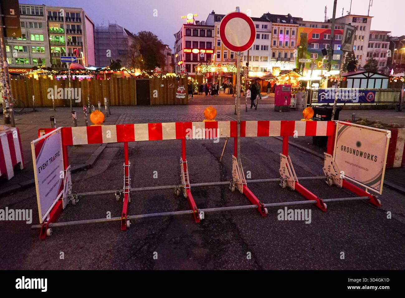 cntv/SantaPauli- Strassensperren Poller Gitter sichern das Maktgelaende ...