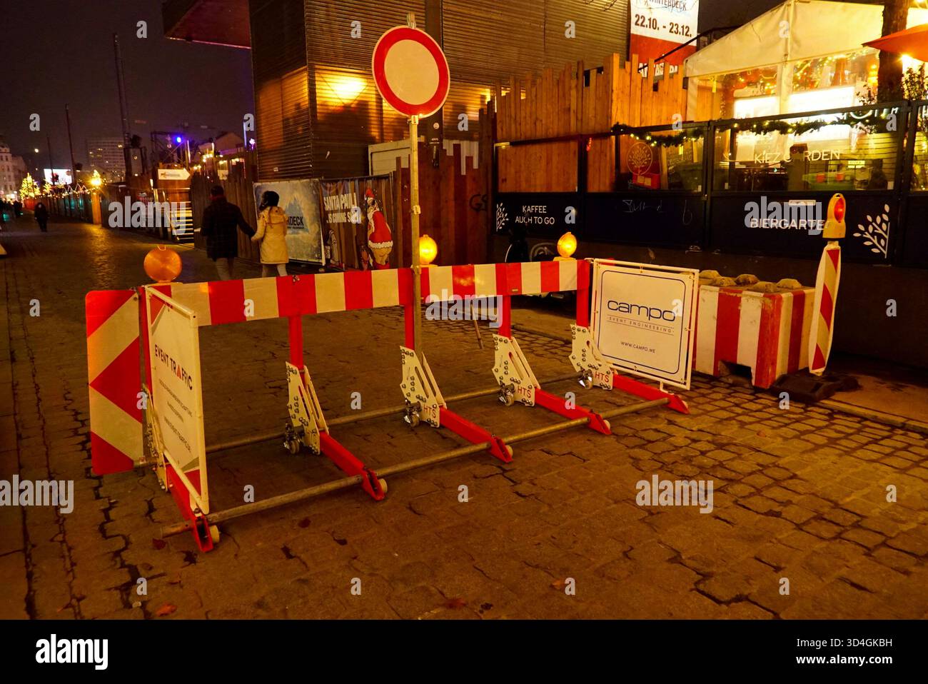 cntv/SantaPauli- Strassensperren Poller Gitter sichern das Maktgelaende ...