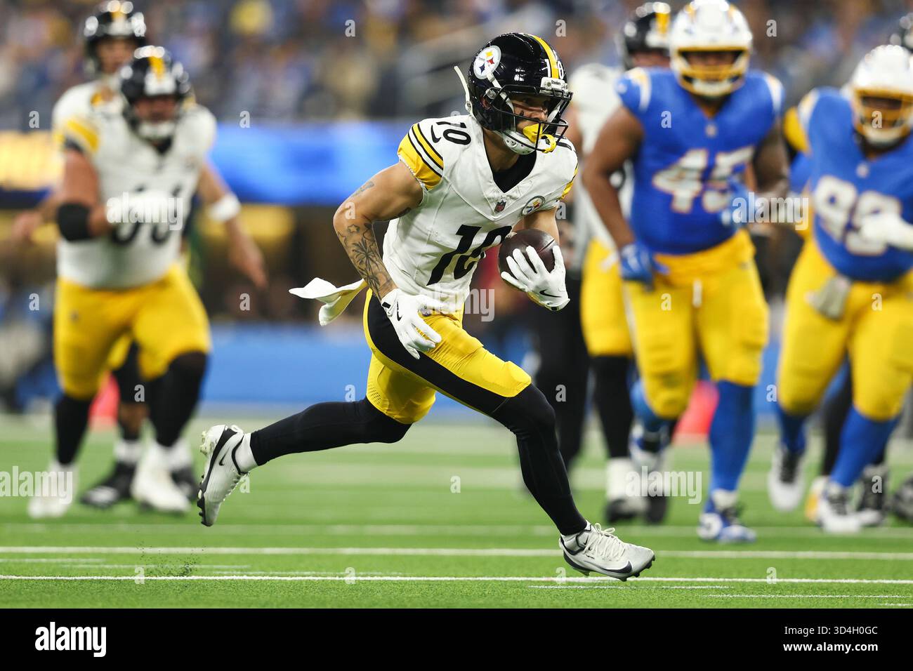 Pittsburgh Steelers wide receiver Roman Wilson (10) runs the ball ...