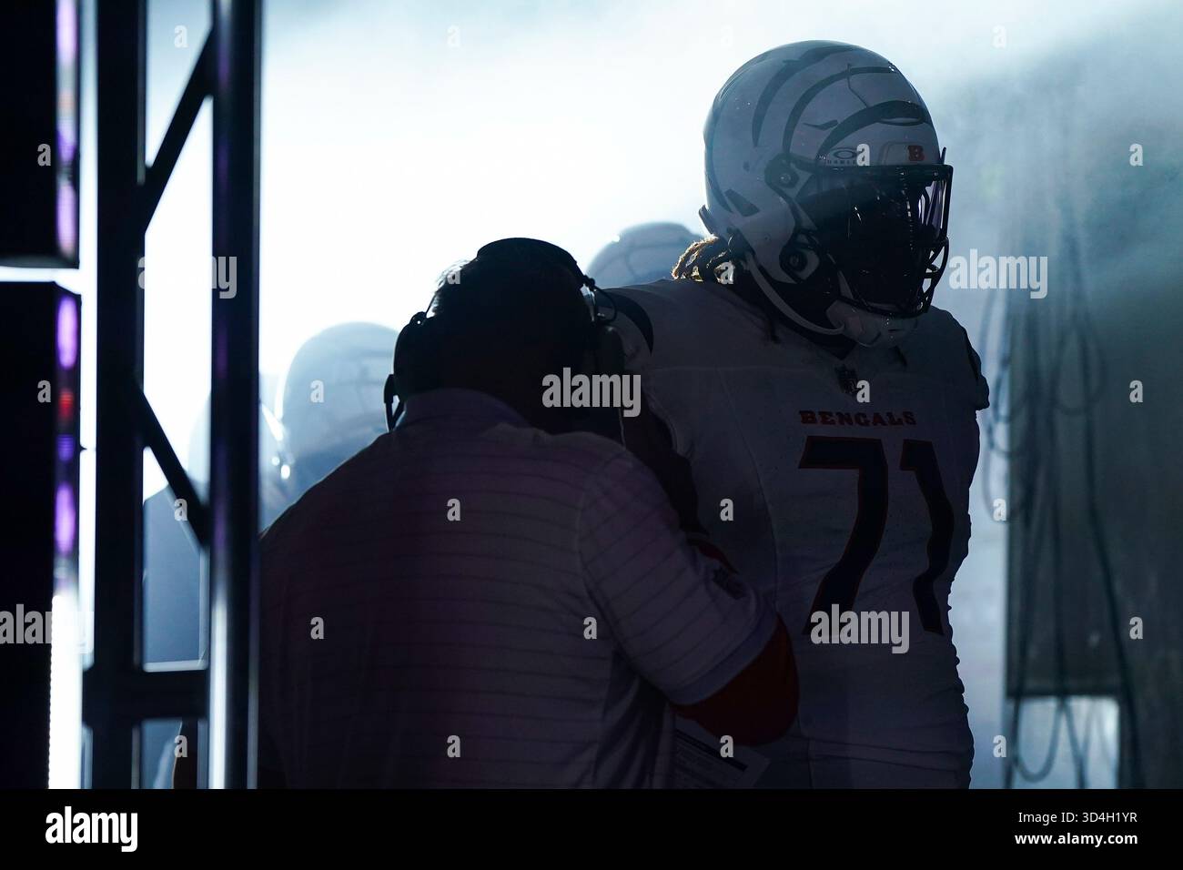 Cincinnati Bengals offensive tackle Amarius Mims (71) Stans in the ...