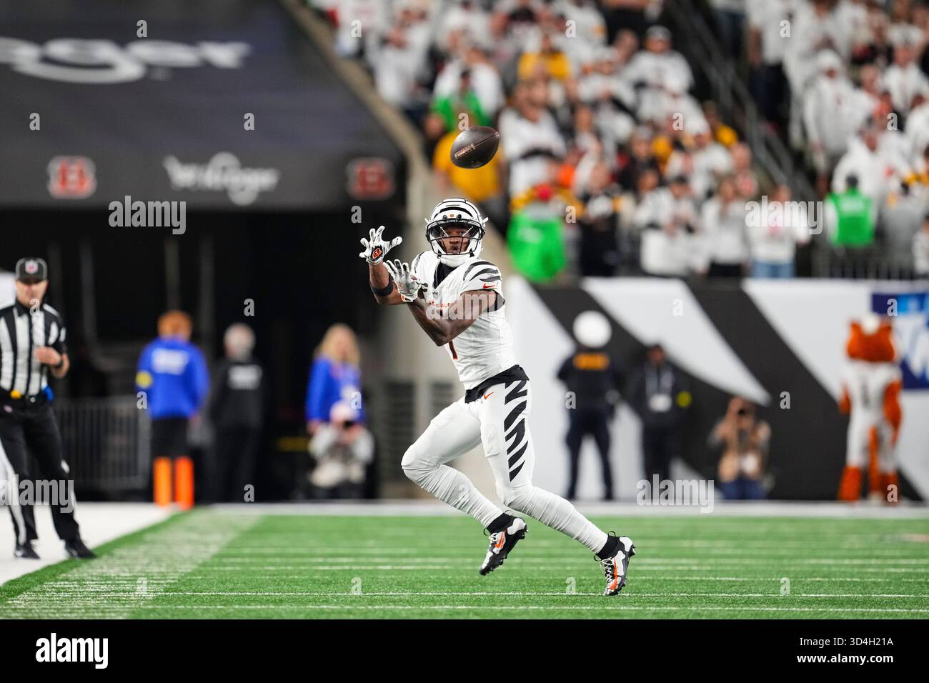 Cincinnati Bengals wide receiver Ja'Marr Chase (1) makes a catch during ...