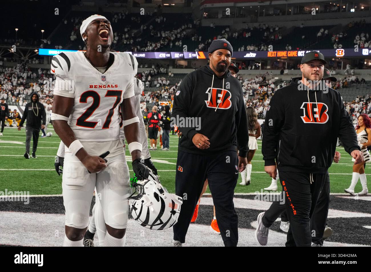 Cincinnati Bengals safety Jordan Battle (27) celebrates following an ...