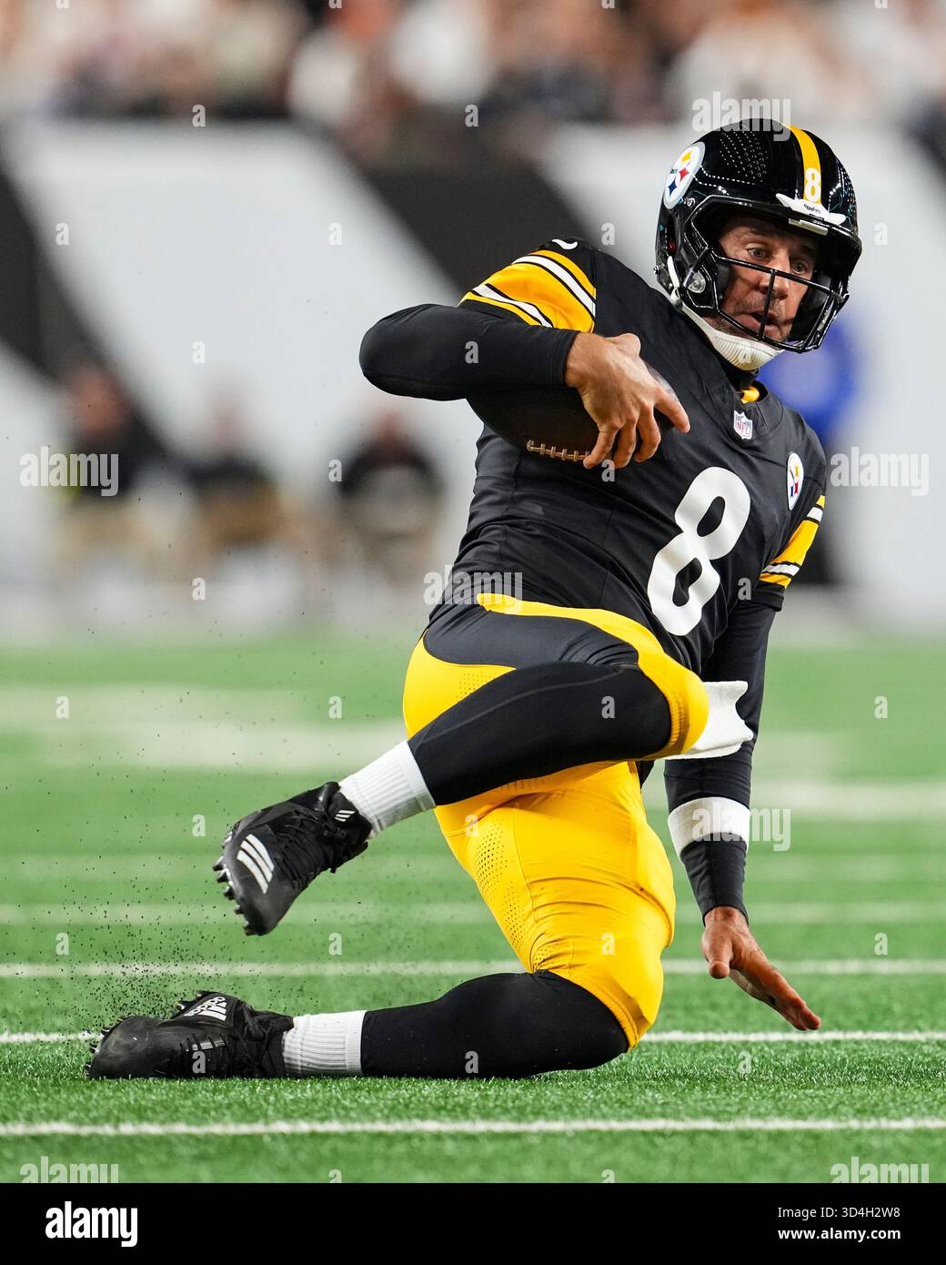 Pittsburgh Steelers quarterback Aaron Rodgers (8) slides during an NFL ...
