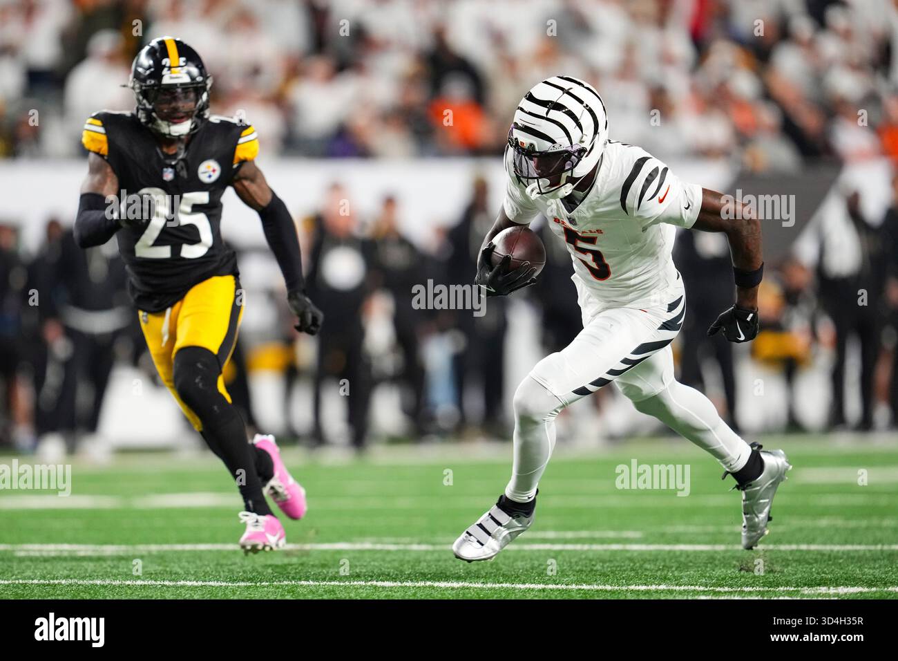 Cincinnati Bengals wide receiver Tee Higgins (5) runs against ...
