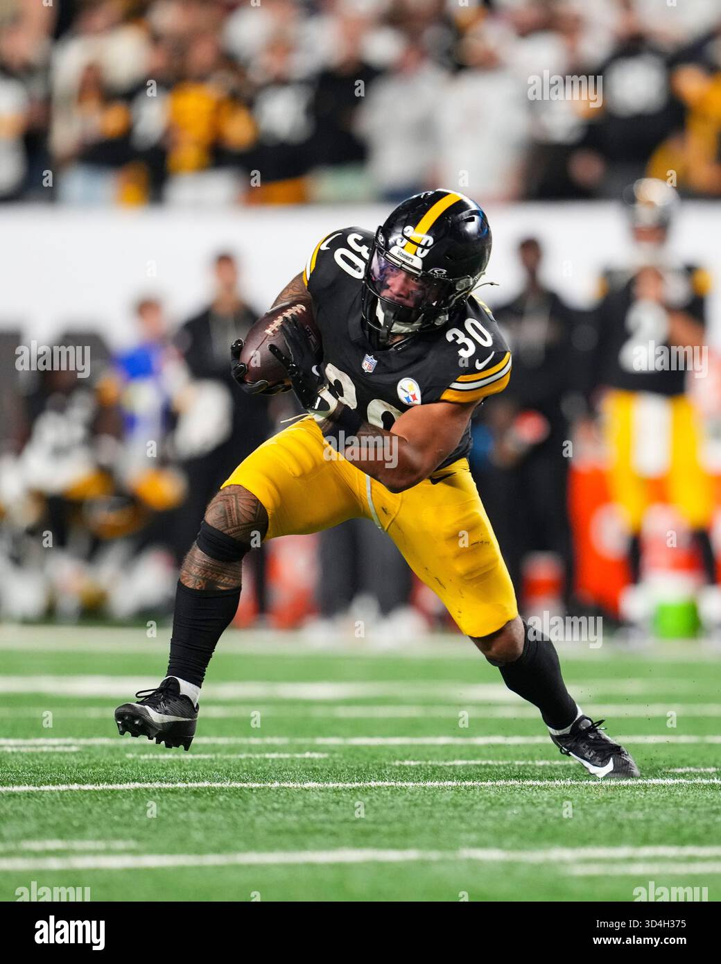Pittsburgh Steelers running back Jaylen Warren (30) runs during an NFL ...