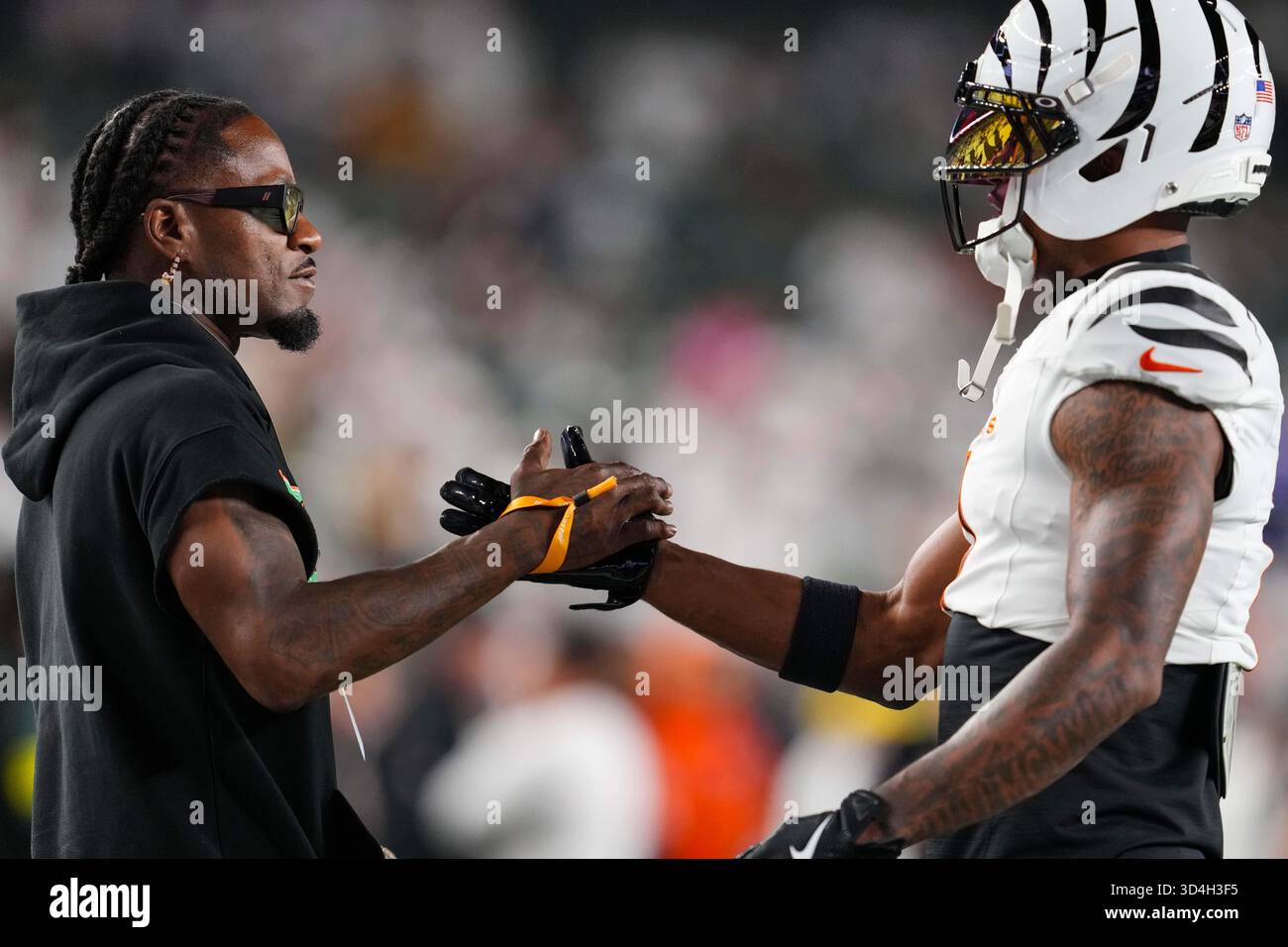 Cincinnati Bengals wide receiver Tee Higgins (5) speaks with Adam ...