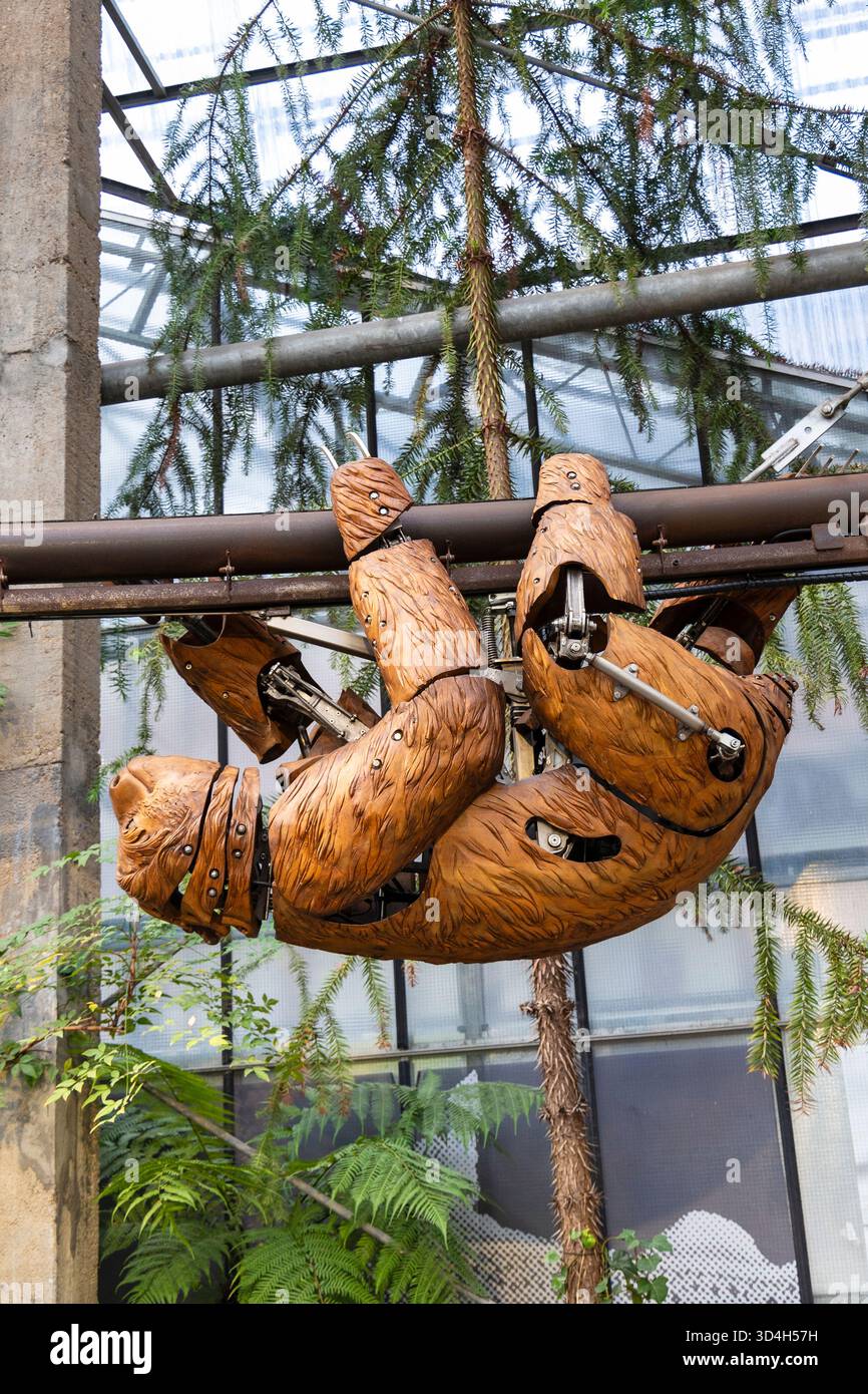 Mechanical steampunk sloth at the La Galerie des Machines, Les Machines ...