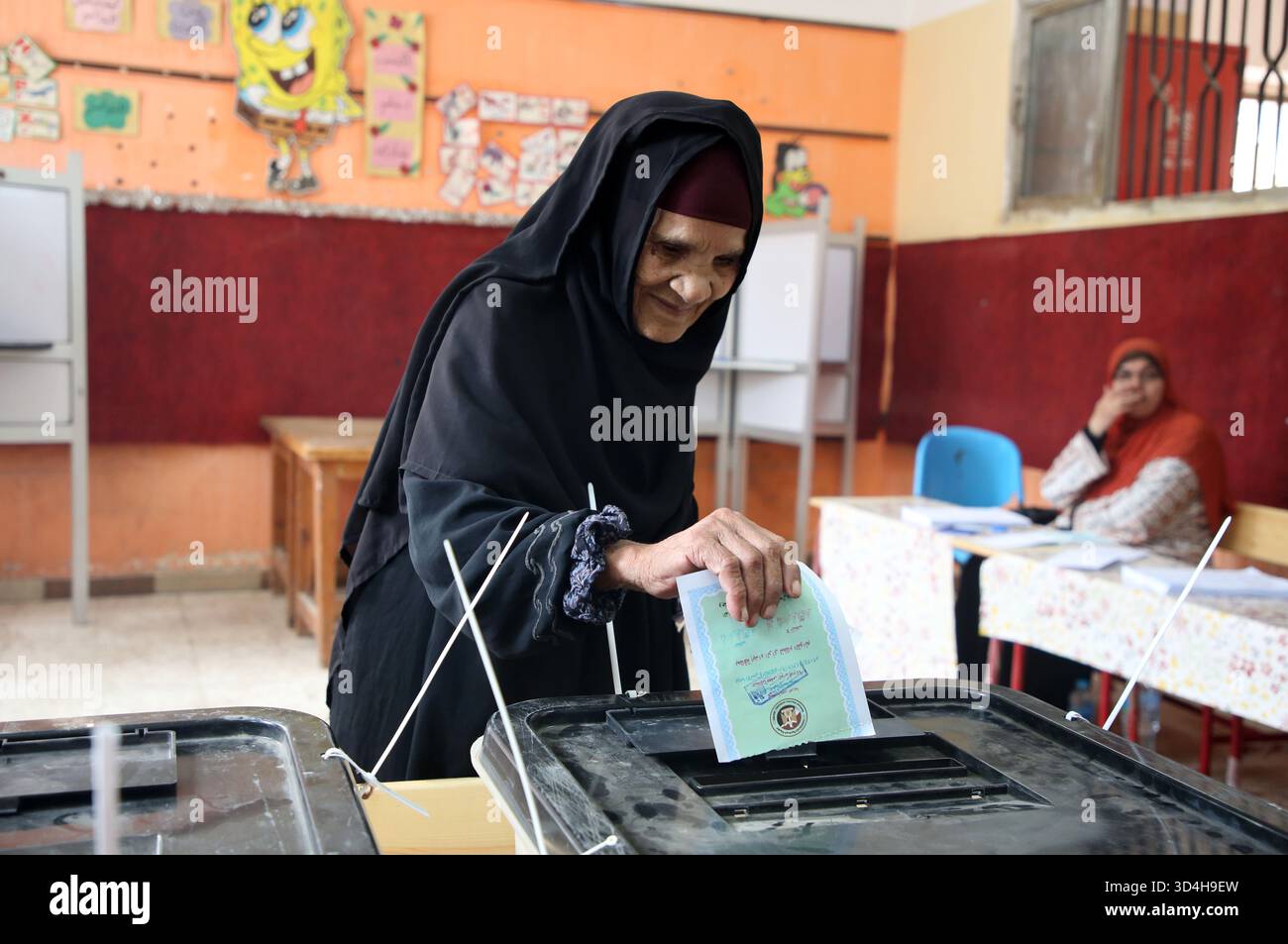 Old lady casts vote hi-res stock photography and images - Alamy