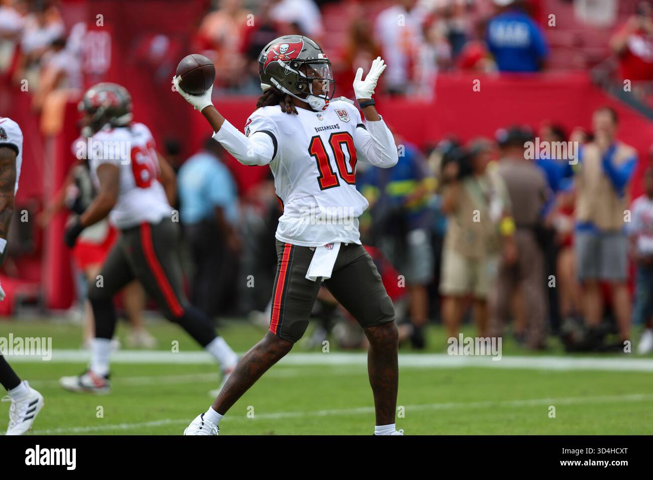 Tampa Bay Buccaneers quarterback Teddy Bridgewater (10) warms up before ...