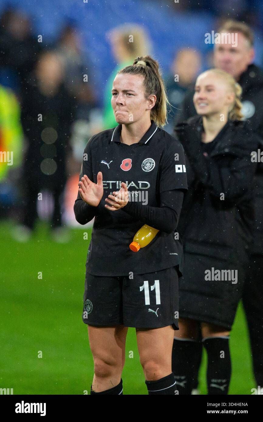 Lauren Hemp (11 Manchester City) claps the fans at full time. Everton ...
