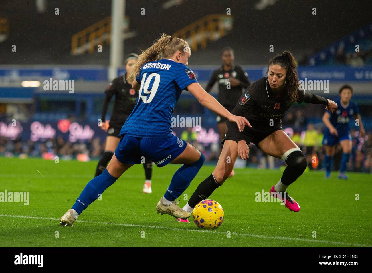 Katie Robinson (19 Everton) runs at Leila Ouahabi (15 Manchester City ...