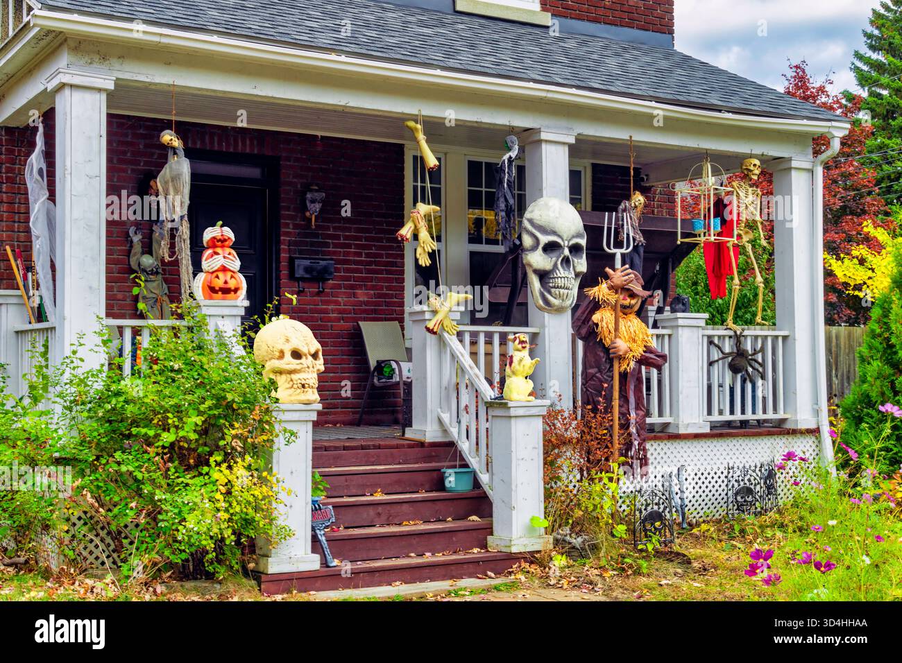 Haunted house view halloween 2025 hi-res stock photography and images ...