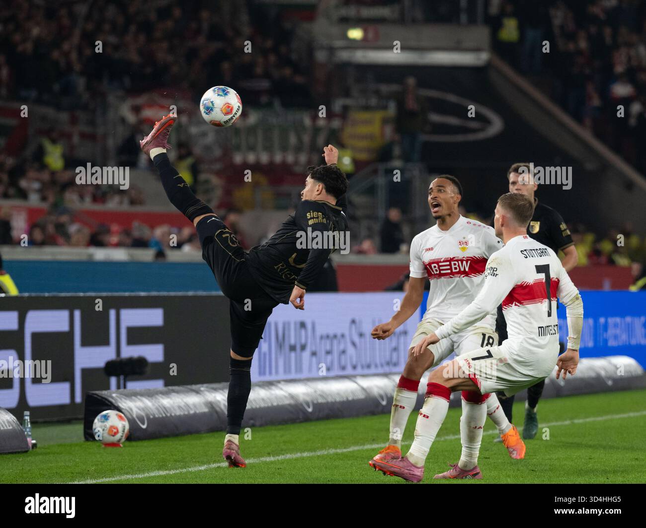 from left: Fabian Rieder (FC Augsburg, #32), Jamie Leweling (Stuttgart ...
