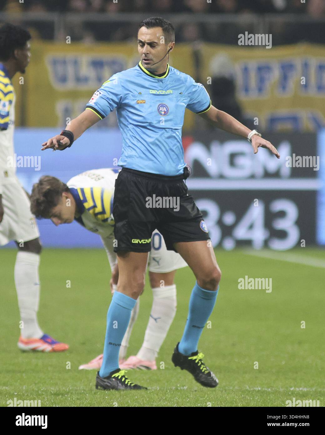 The Referee Marco Di Bello gestures during Parma Calcio vs AC Milan, 11 ...