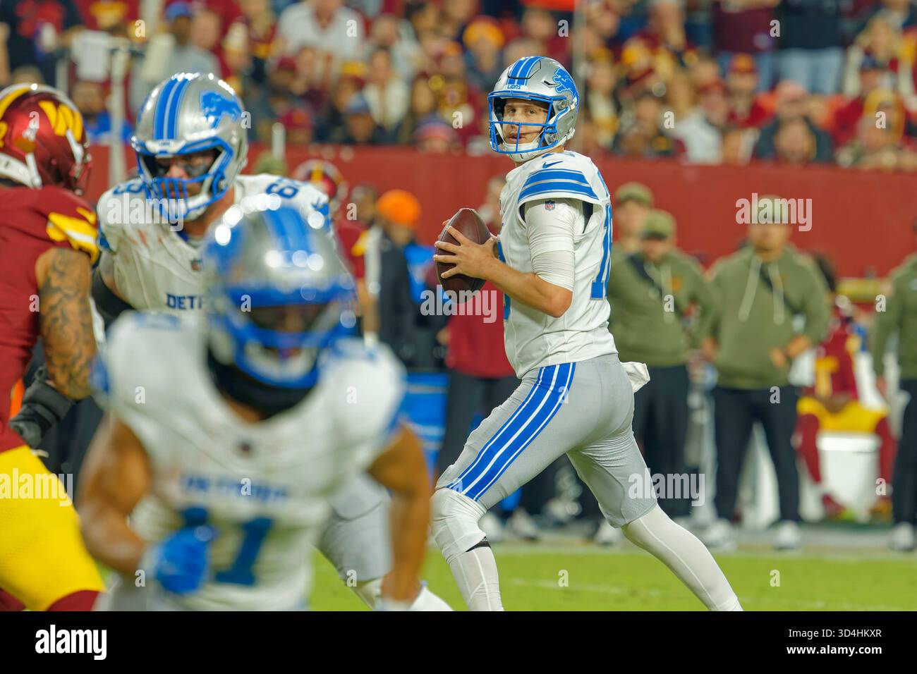 Detroit Lions Quarterback Jared Goff (16) reading the receivers during ...