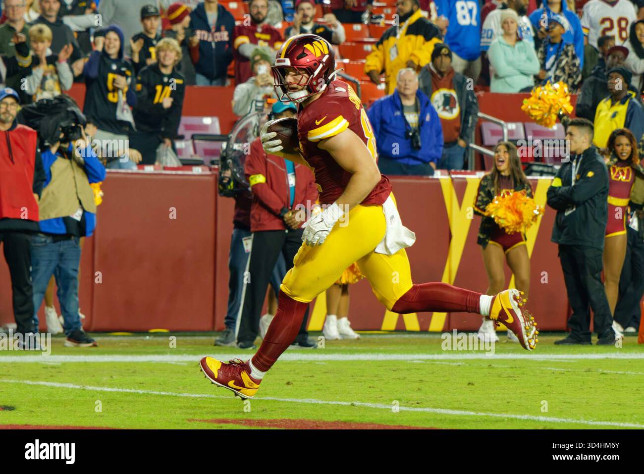Washington Commanders Tight End Ben Sinnott (82) scoring 4th quarter ...