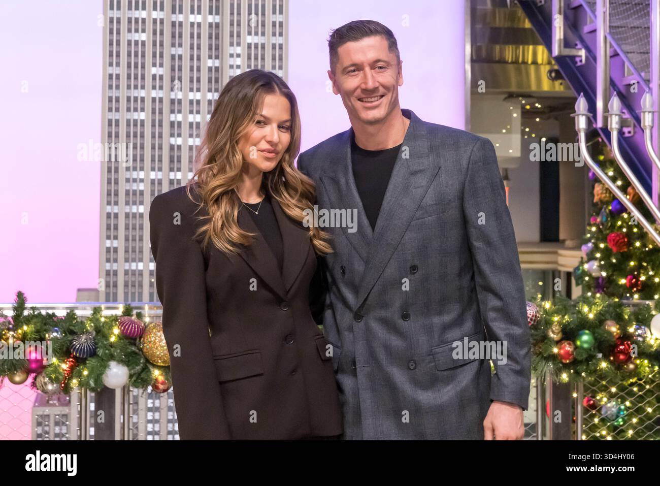 Robert Lewandowski and Anna Lewandowski pose as Robert Lewandowski ...