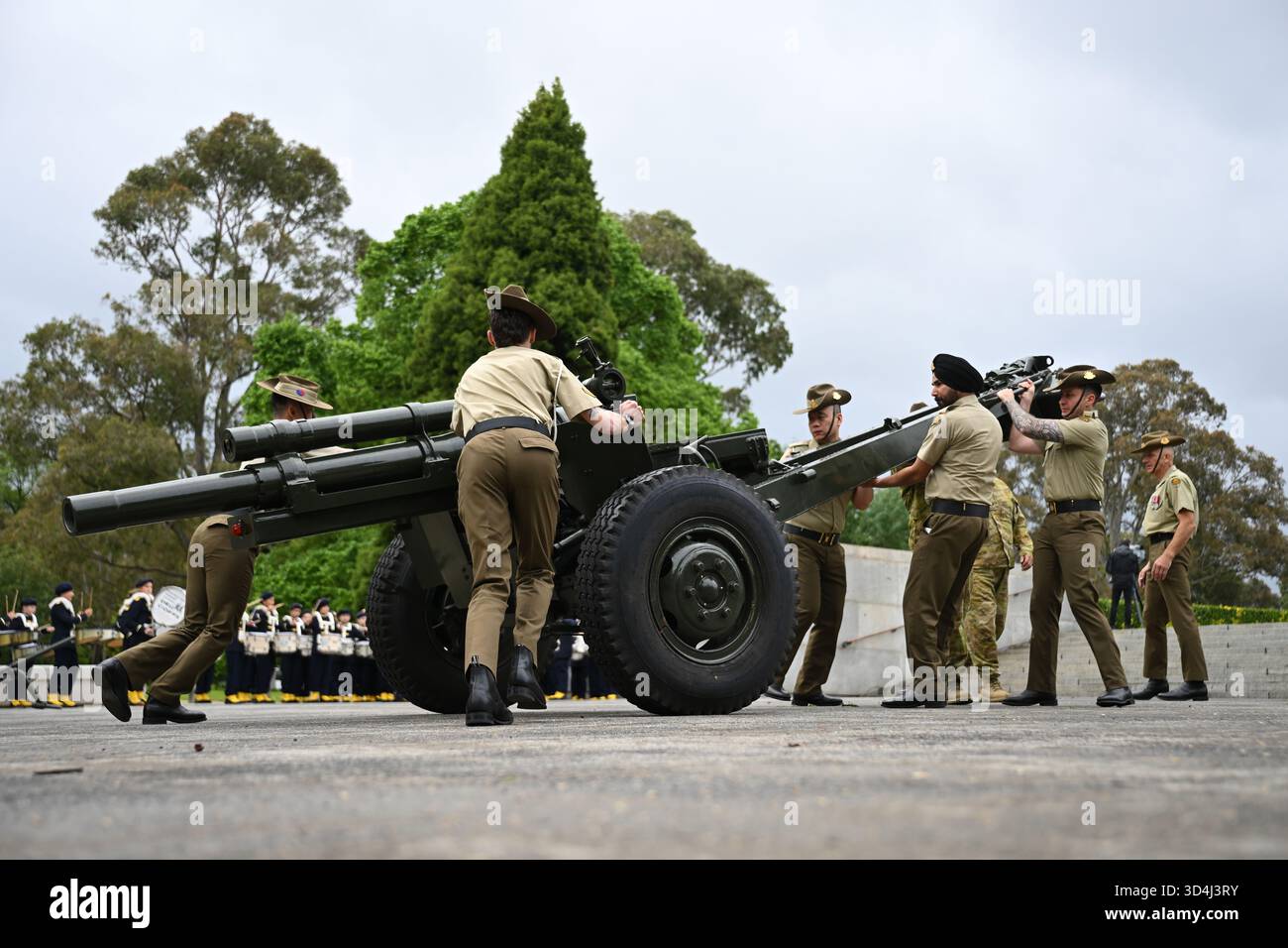 Members of the Australian Defence Force (ADF) manoeuvre a canon into ...