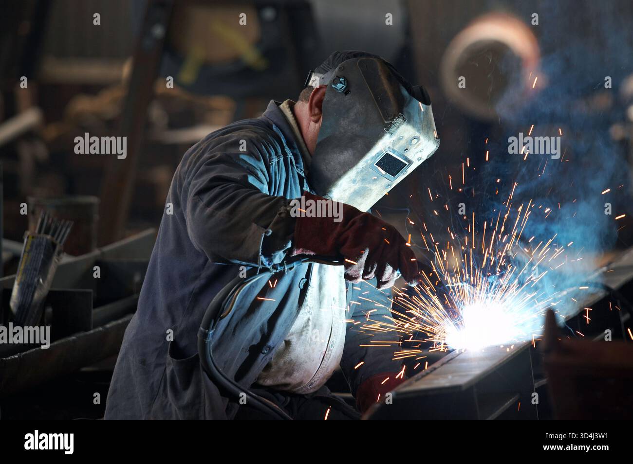 Welder man in work Stock Photo - Alamy
