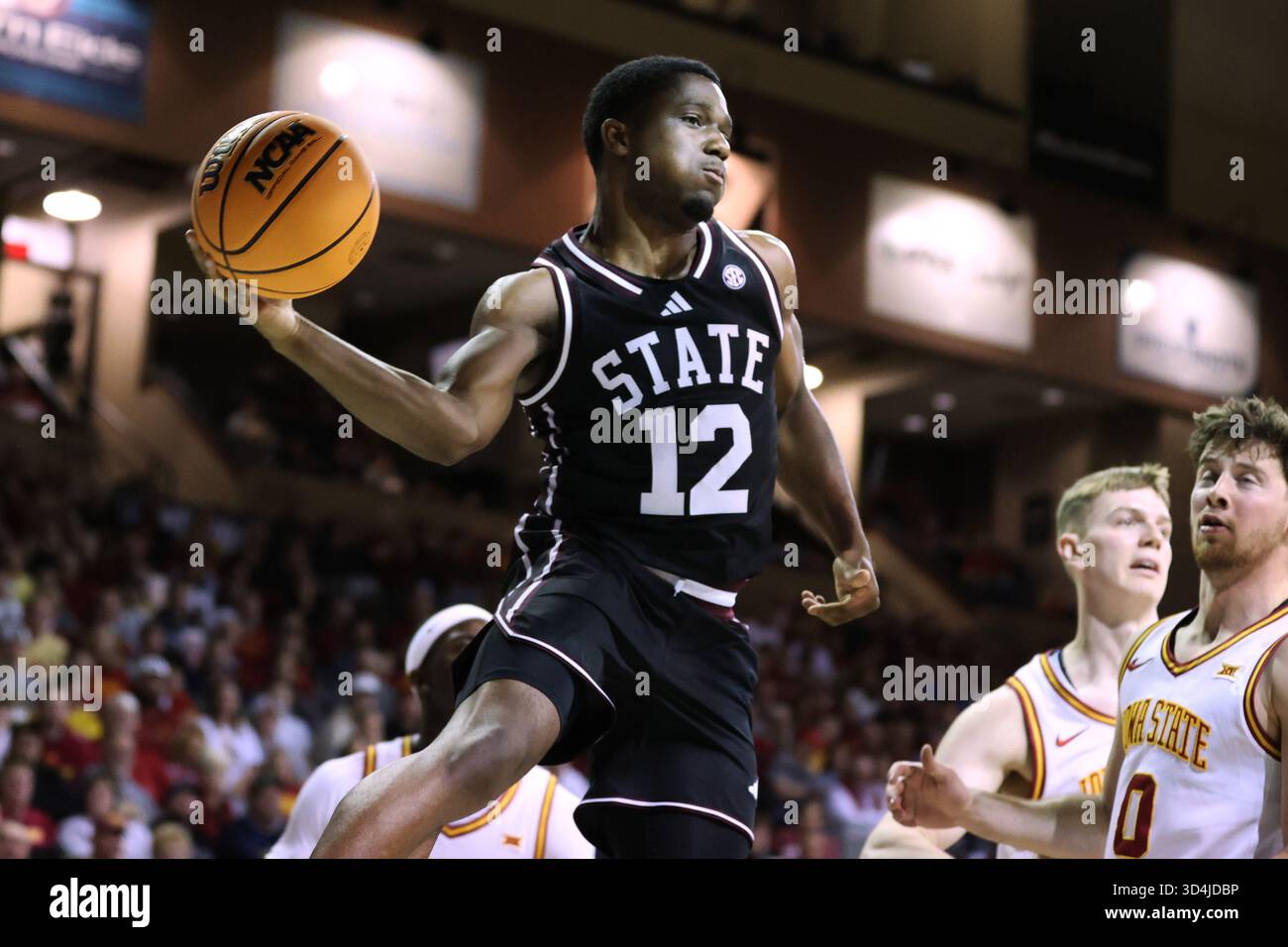 Mississippi State guard Josh Hubbard crosses the lane while looking to ...