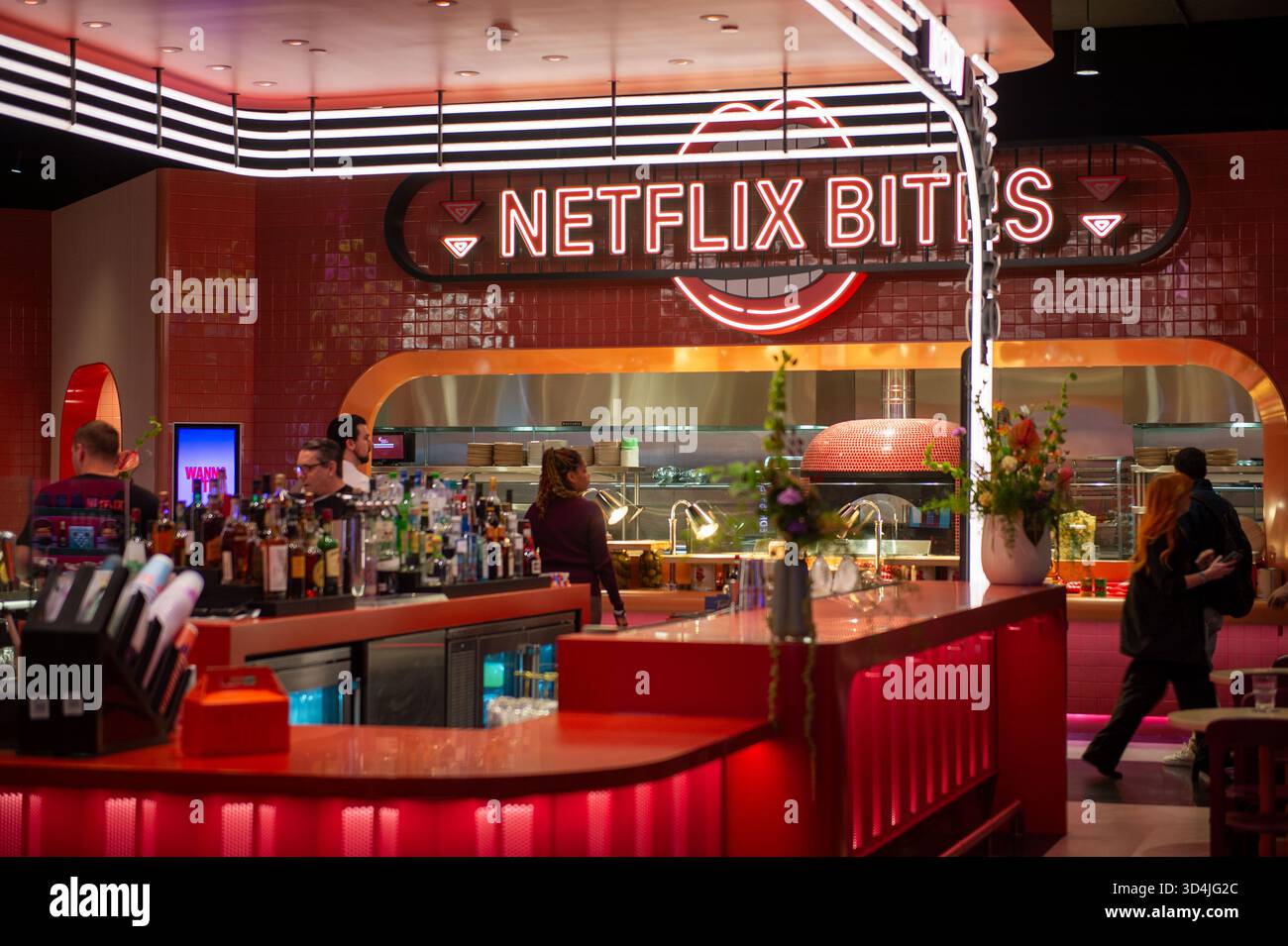 10 November 2025, USA, Philadelphia: People linger in the restaurant of ...
