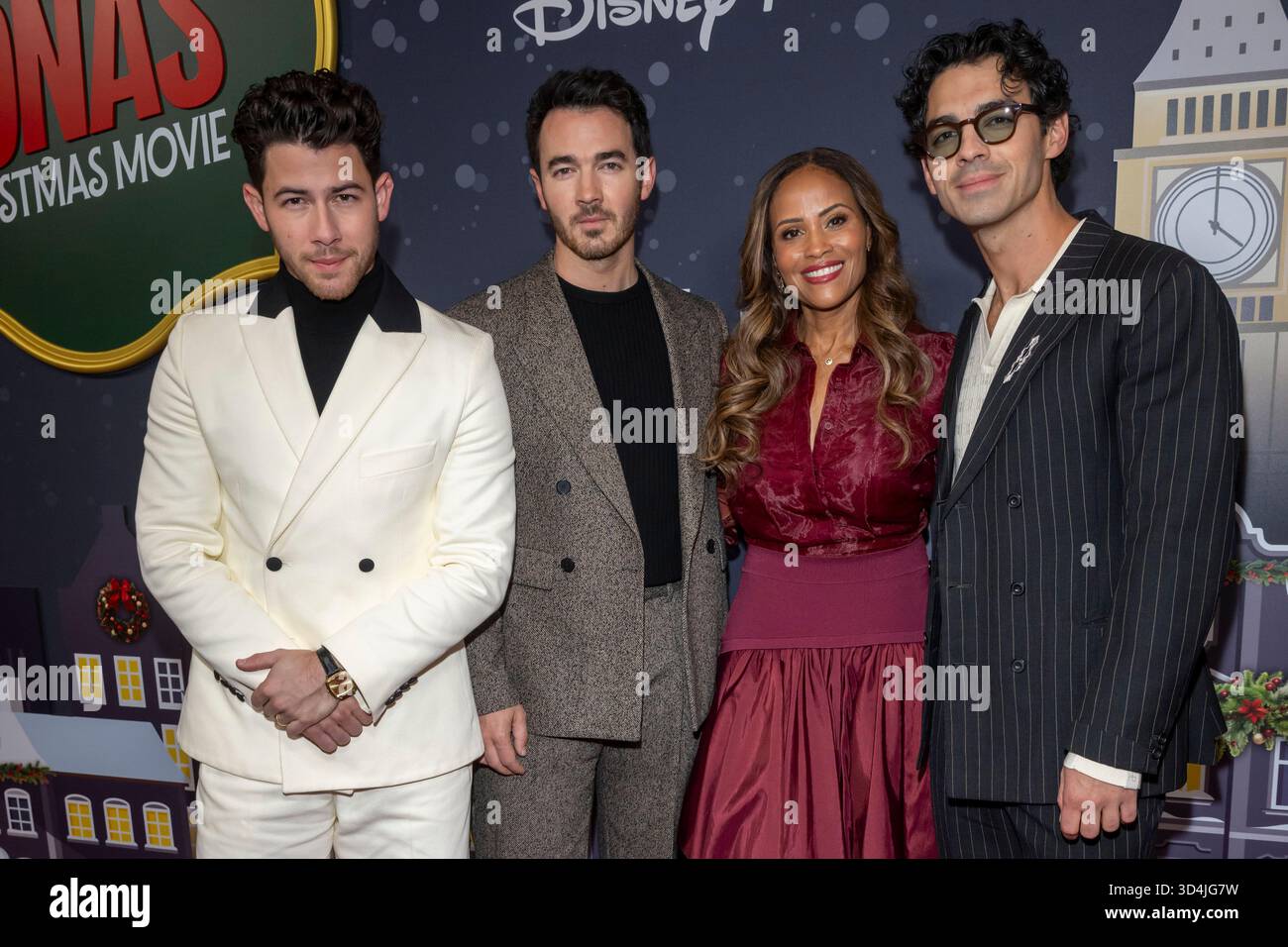 NEW YORK, NEW YORK - NOVEMBER 10: (L-R) Nick Jonas, Kevin Jonas, Ayo ...