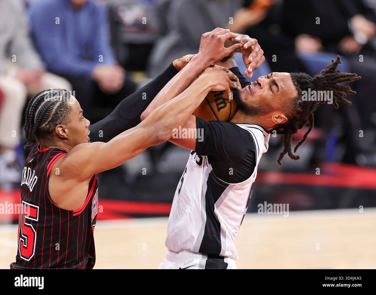 (251111) -- CHICAGO, Nov. 11, 2025 (Xinhua) -- San Antonio Spurs ...