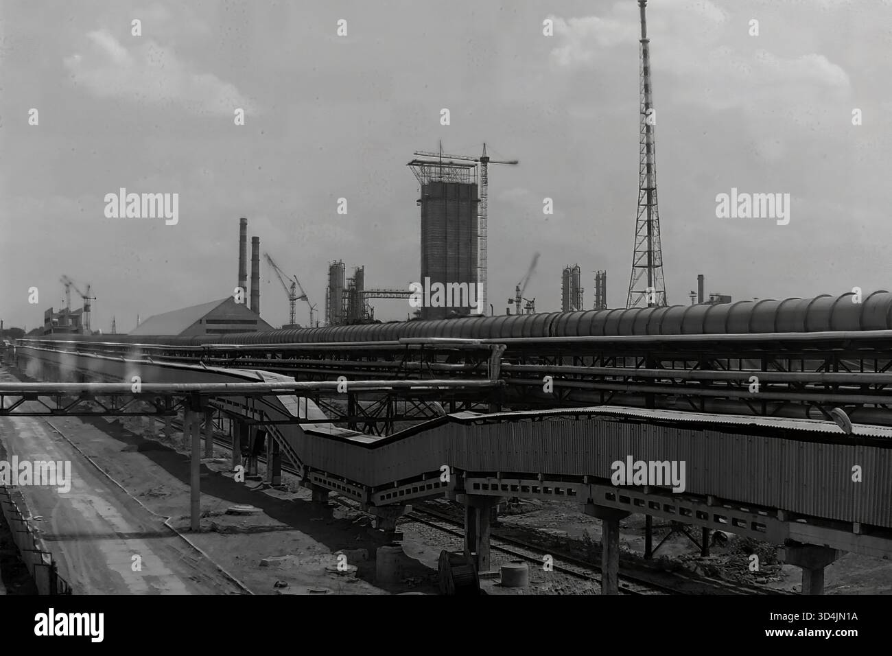 Elevated view captures railway tracks hi-res stock photography and ...