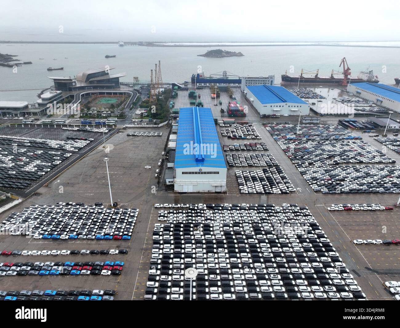 Aerial photo shows export-bound vehicles await loading at Lianyungang ...