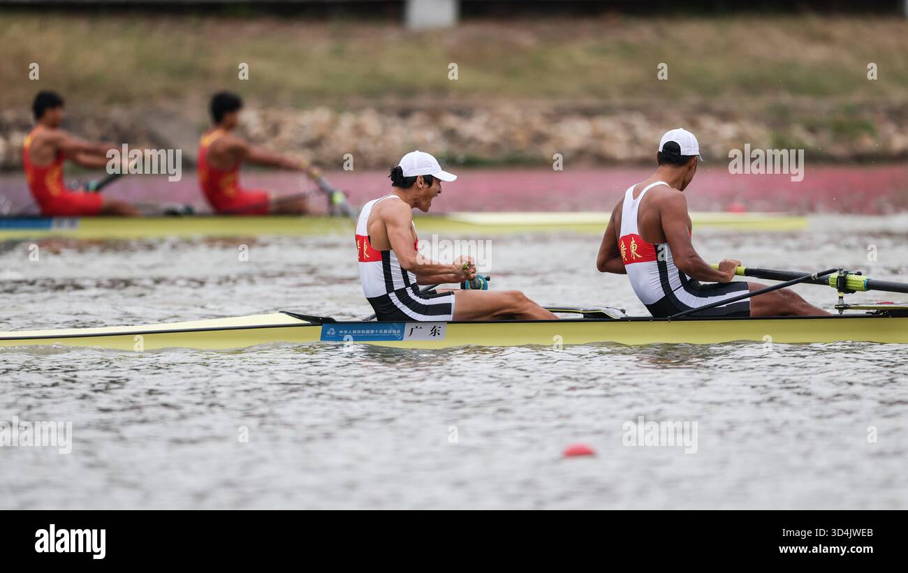 (251110) -- GUANGZHOU, Nov. 10, 2025 (Xinhua) -- Wang Zilong/Liu ...