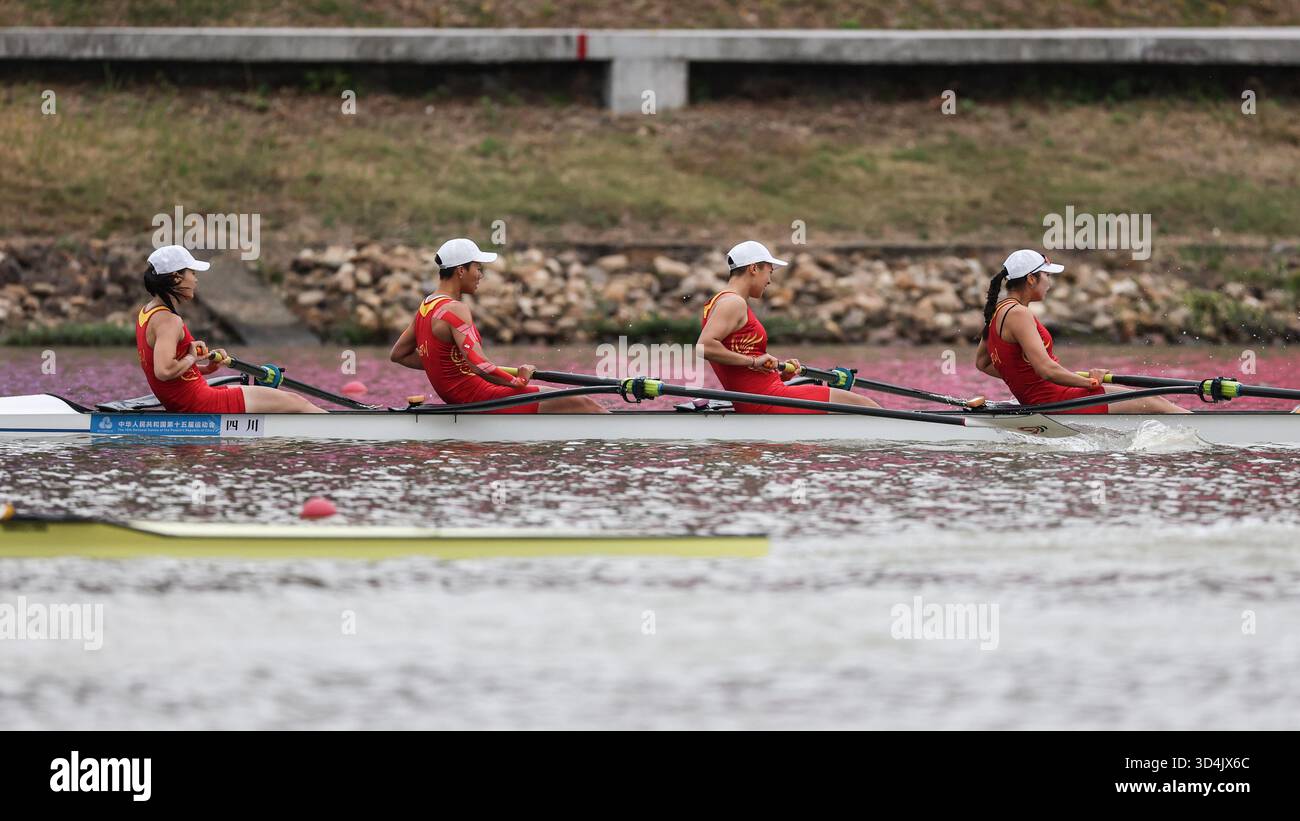 (251110) -- GUANGZHOU, Nov. 10, 2025 (Xinhua) -- Team Sichuan compete ...