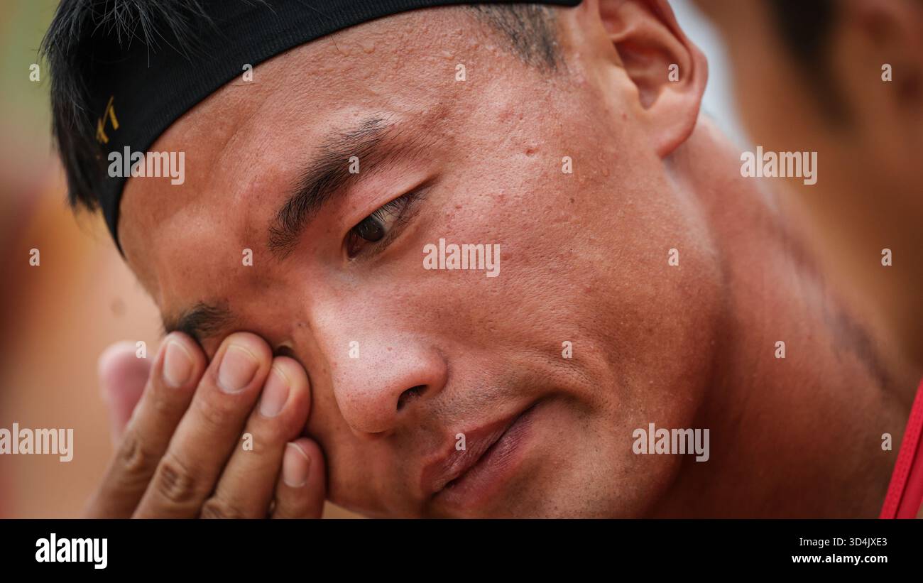 (251111) -- GUANGZHOU, Nov. 11, 2025 (Xinhua) -- Yang Mengshuai of team ...