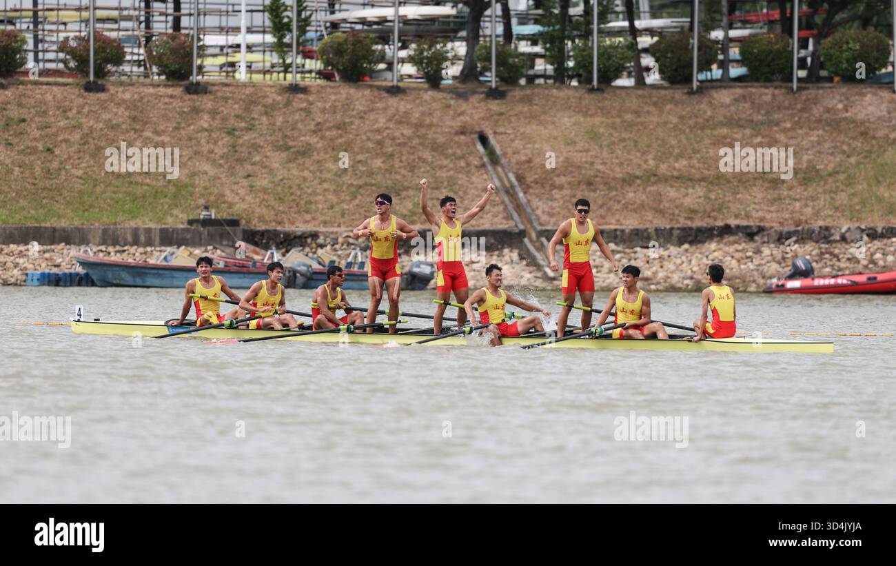 (251111) -- GUANGZHOU, Nov. 11, 2025 (Xinhua) -- Team Shandong ...