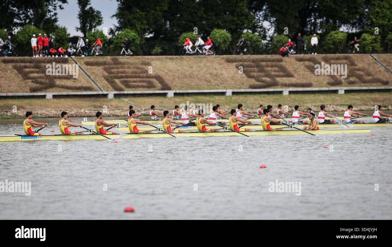 (251111) -- GUANGZHOU, Nov. 11, 2025 (Xinhua) -- Team Shandong compete ...