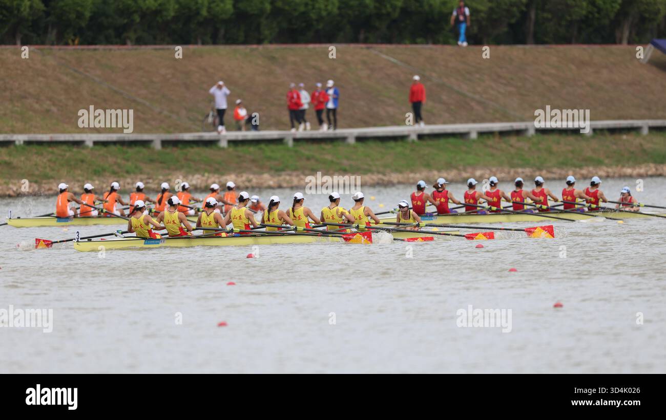 (251110) -- GUANGZHOU, Nov. 10, 2025 (Xinhua) -- Team Shandong (C ...