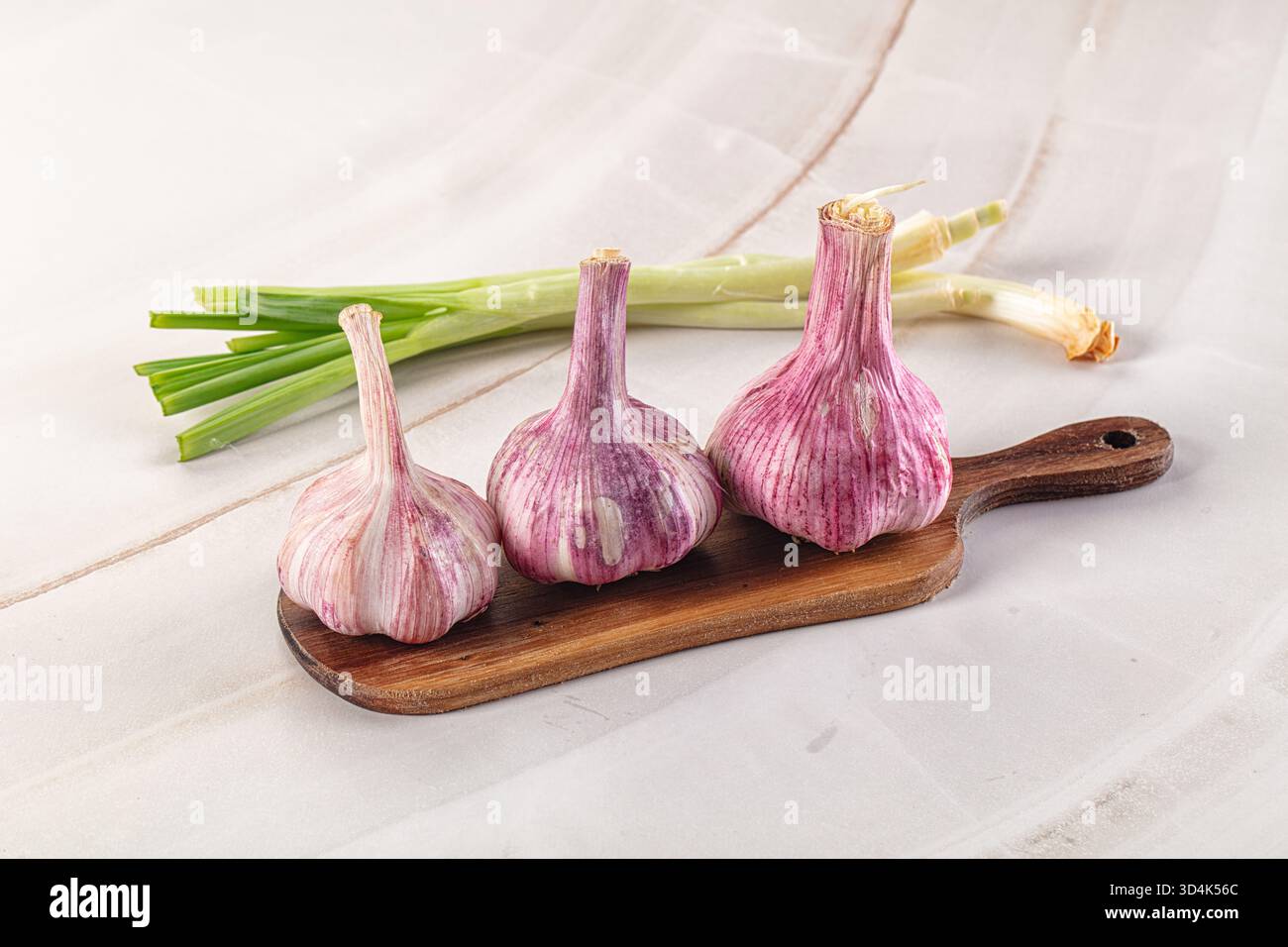 Purple raw young garlic bulb condiment Stock Photo - Alamy